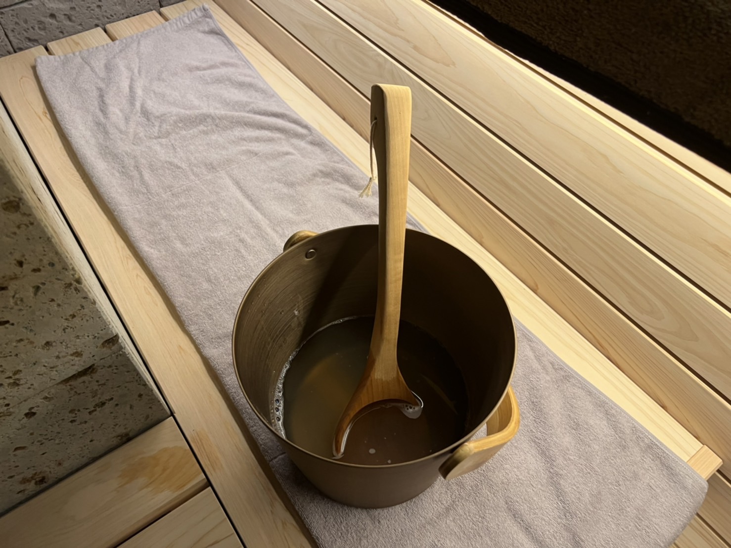 サウナ女子が教える！「ロウリュウ」ってなに？アウフグースやセルフロウリュウとの違いを徹底解説！ | chillsauna